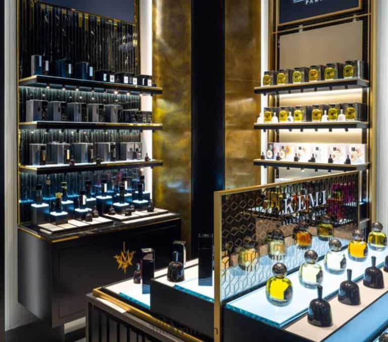 4 Tips Membuat Etalase Parfum Minimalis Menyatu Dengan Toko