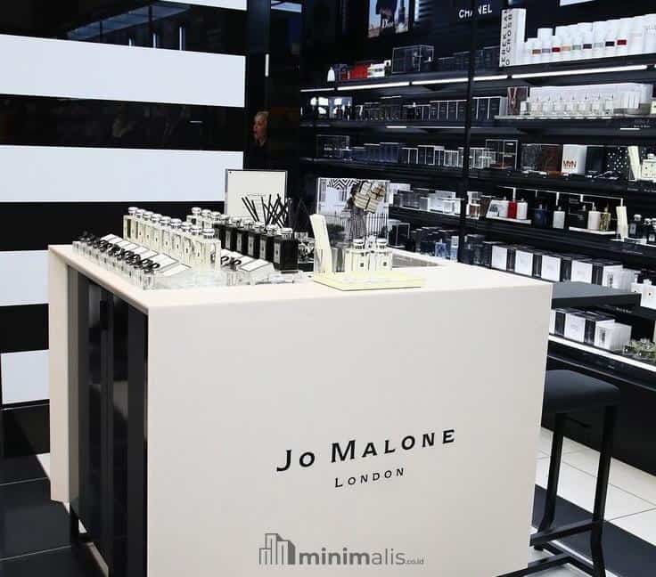 4 Tips Membuat Etalase Parfum Minimalis Menyatu Dengan Toko