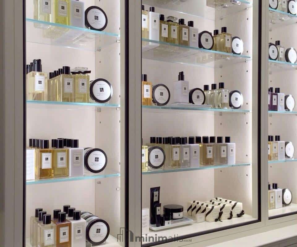 4 Tips Membuat Etalase Parfum Minimalis Menyatu Dengan Toko