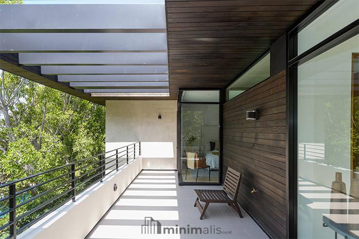 40+ Balkon Minimalis Untuk Bersantai di Luar Ruangan Penuh Privasi