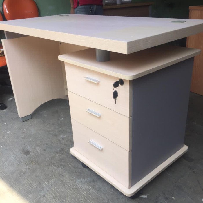 MEJA KERJA MINIMALIS INFORMA - Minimalist